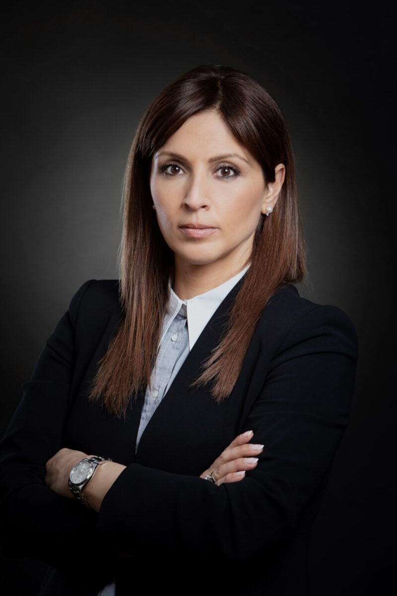 Η ΣΥΜΒΟΛΑΙΟΓΡΑΦΟΣ – ΔΗΜΗΤΡΑ ΧΡΟΥΣΑΛΑ & ΣΥΝΕΡΓΑΤΕΣ